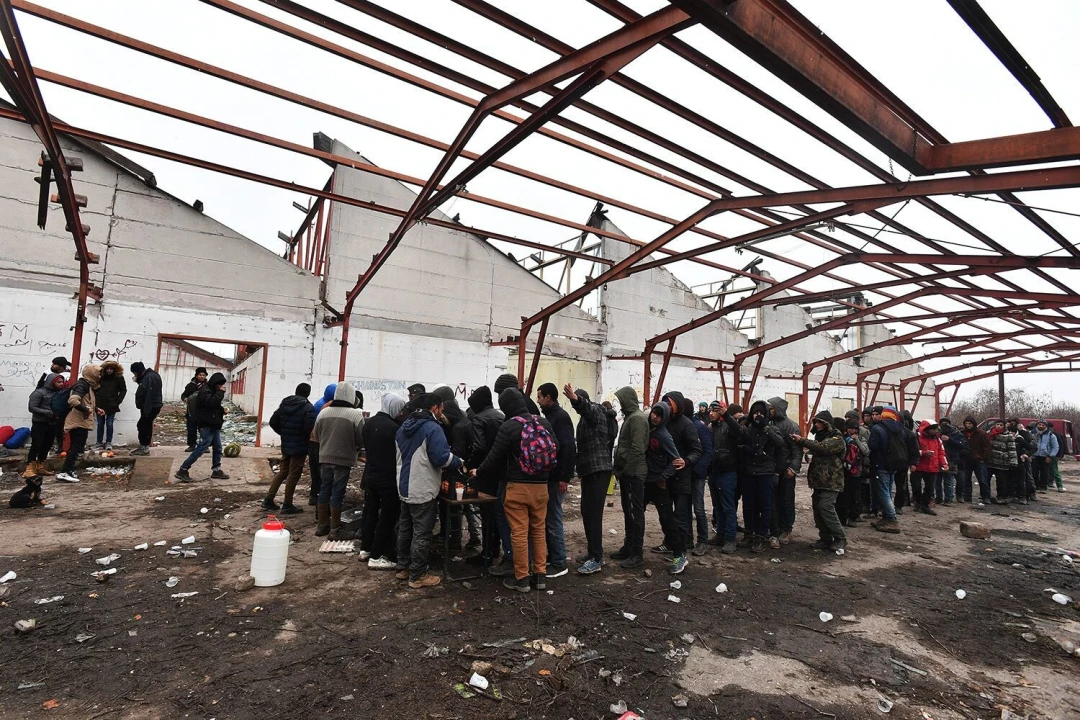 Uhapšen Rumun koji je krijumčario 19 migranata u teretnom vozilu