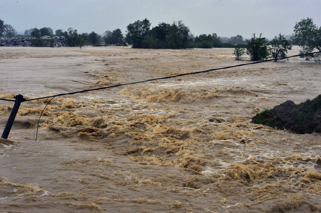 Reka Sitnica poplavila brojna domaćinstva na području opštine Gračanica ...
