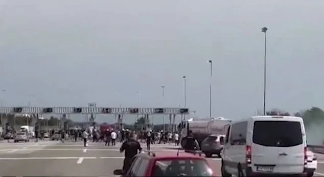 Tuča navijača Partizana kod naplatne rampe Nais, povređeni navijači i ...